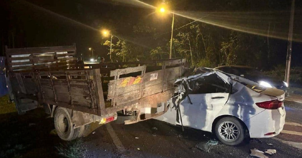 ஜோகூர் சாலையோரத்தில் நிறுத்தப்பட்டிருந்த லாரி மீது கார் மோதியதில் பயணி ...